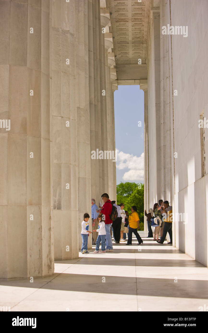 WASHINGTON DC USA Tourists visit the Lincoln Memorial Stock Photo - Alamy