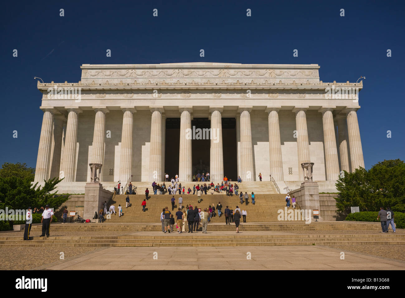 WASHINGTON DC USA Tourists visit the Lincoln Memorial Stock Photo - Alamy