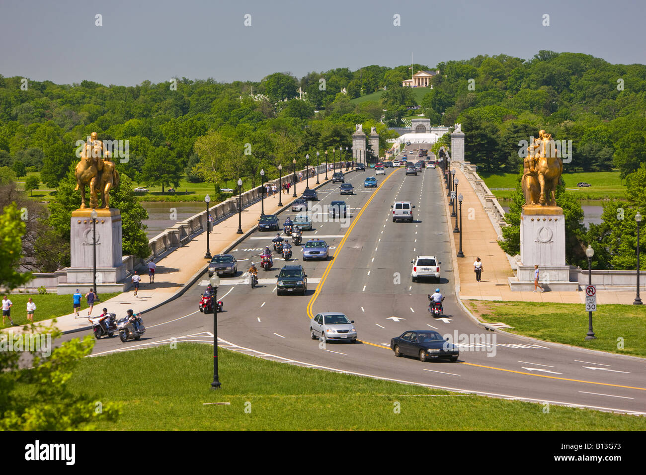 WASHINGTON DC USA The Memorial Bridge crosses the Potomac River and ...