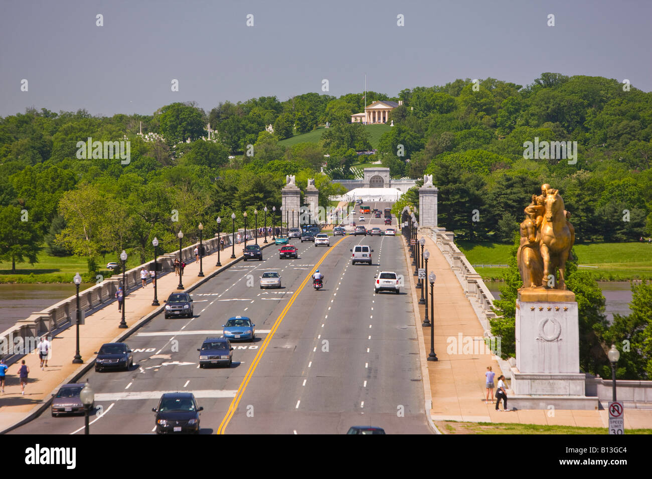 WASHINGTON DC USA The Memorial Bridge crosses the Potomac River and ...