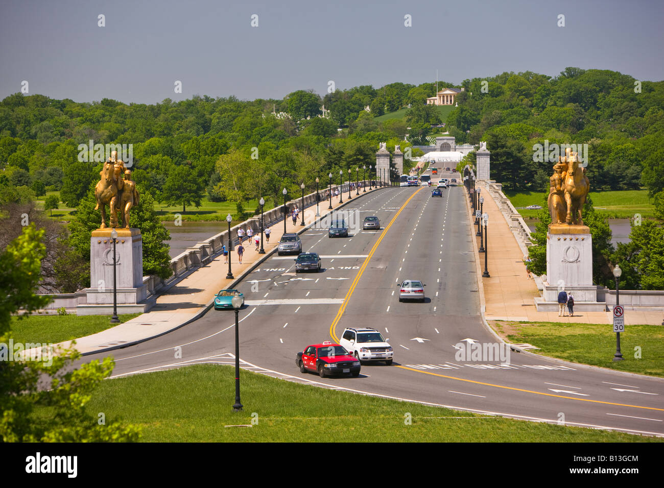 WASHINGTON DC USA The Memorial Bridge crosses the Potomac River and ...