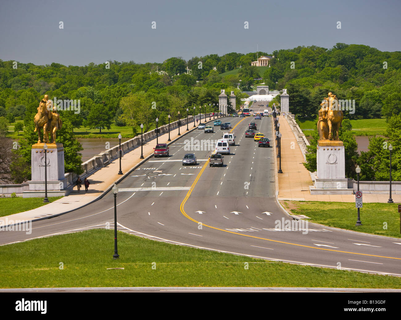 WASHINGTON DC USA The Memorial Bridge crosses the Potomac River and ...