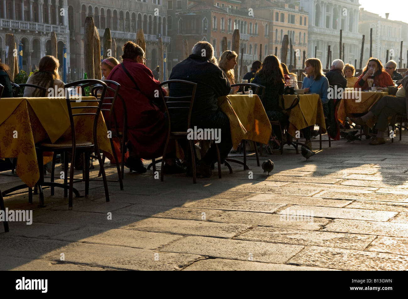 Venice canal side cafe restaurant hi-res stock photography and images ...