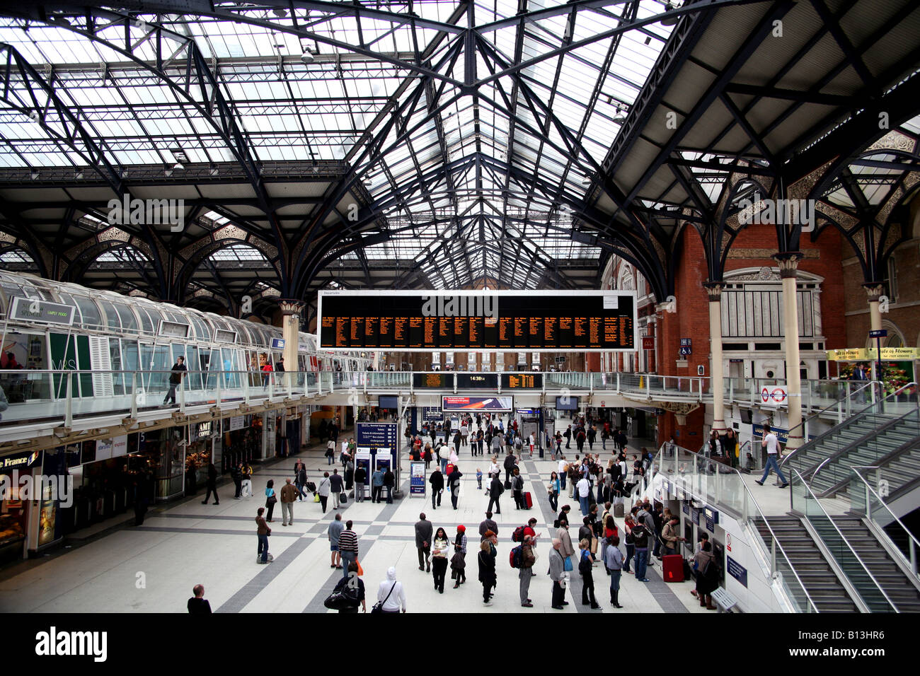 Concourse in Liverpool Street station London Stock Photo - Alamy