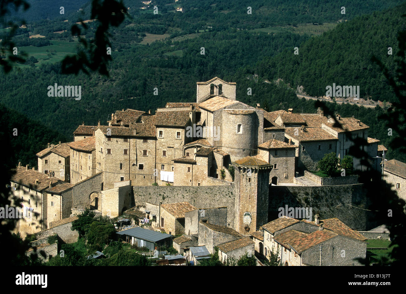 italy umbria valnerina the hilltop village of vallo di nera Stock Photo ...