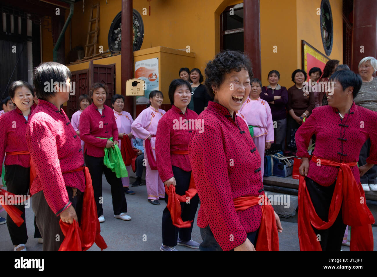 Women Dancers , Jade Buddha Temple , Shanghai , China Stock Photo - Alamy
