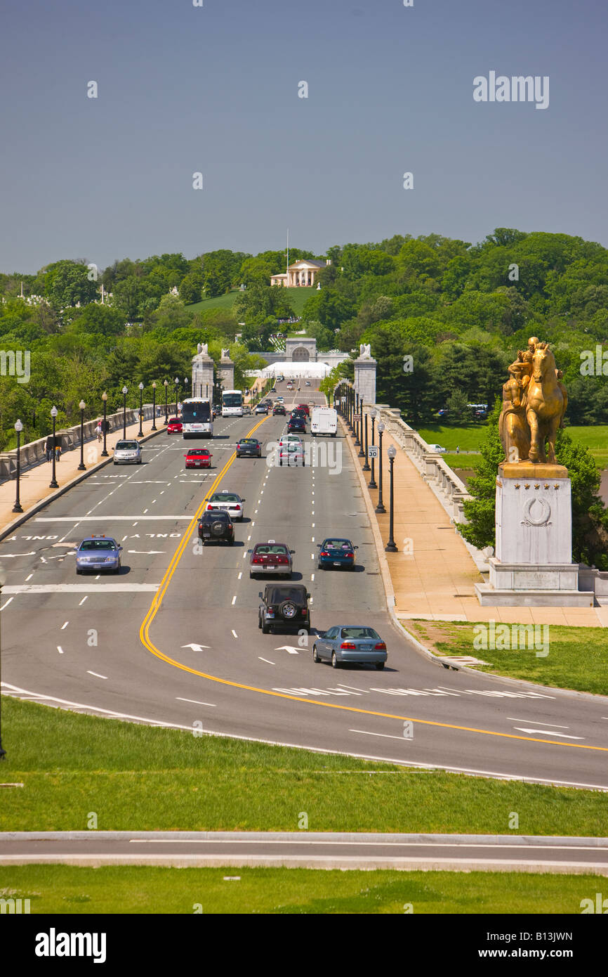 WASHINGTON DC USA The Memorial Bridge crosses the Potomac River and ...