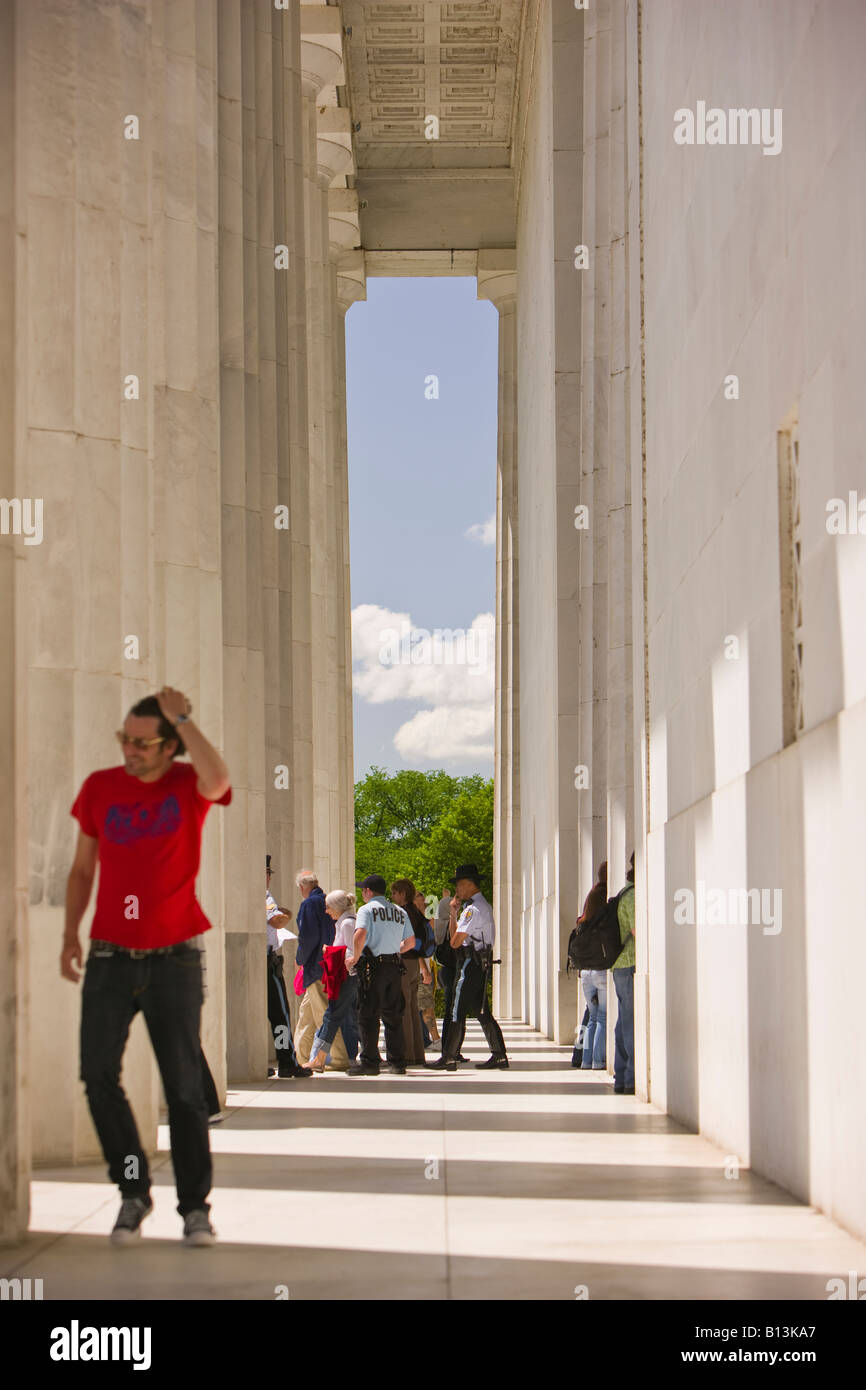 WASHINGTON DC USA Tourists visit the Lincoln Memorial Stock Photo - Alamy