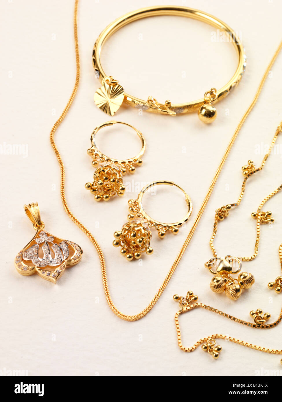 Gold jewellery hi-res stock photography and images - Alamy