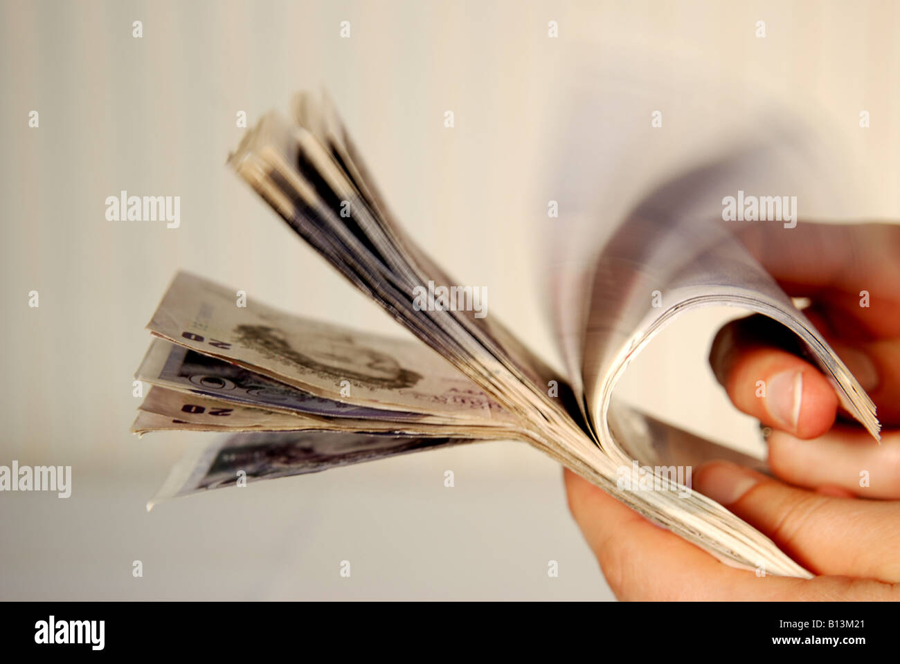 Hand holding Twenty Pound Notes Stock Photo - Alamy