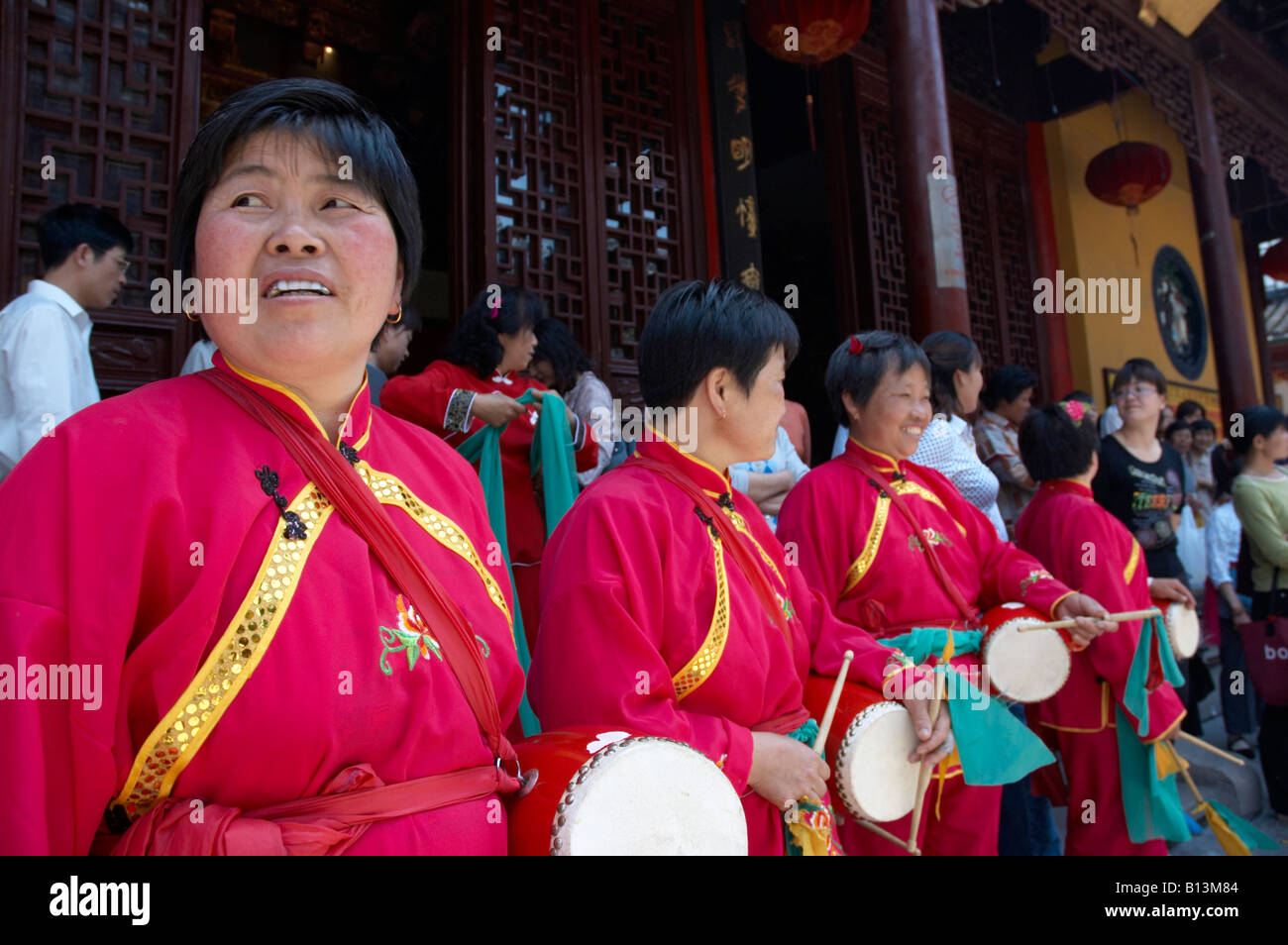 Women Dancers , Jade Buddha Temple , Shanghai , China Stock Photo - Alamy