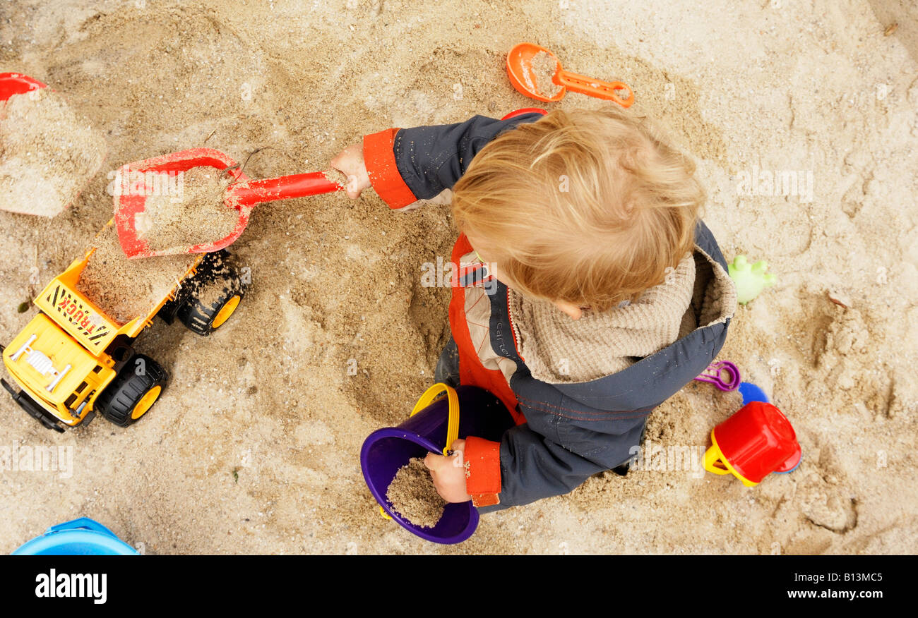 Children playing in sand pit hi-res stock photography and images - Alamy
