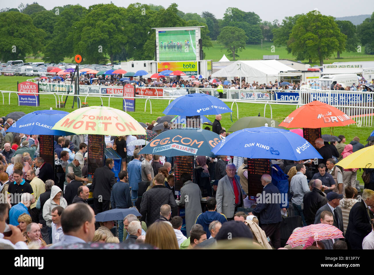 Bookie racecourse hi-res stock photography and images - Alamy