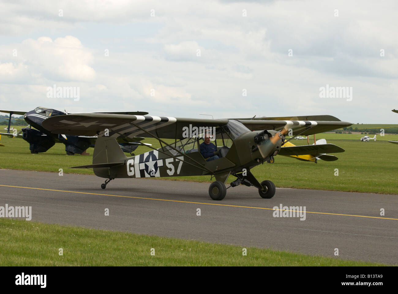 Piper cub l 4 aircraft hi-res stock photography and images - Alamy