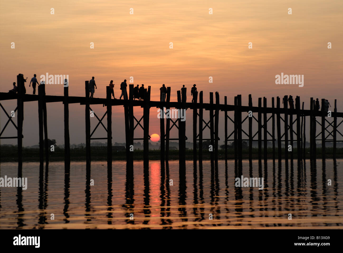 U pain bridge myanmar hi-res stock photography and images - Alamy