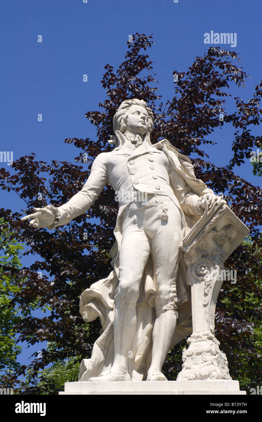 Mozart statue in Vienna park Stock Photo - Alamy