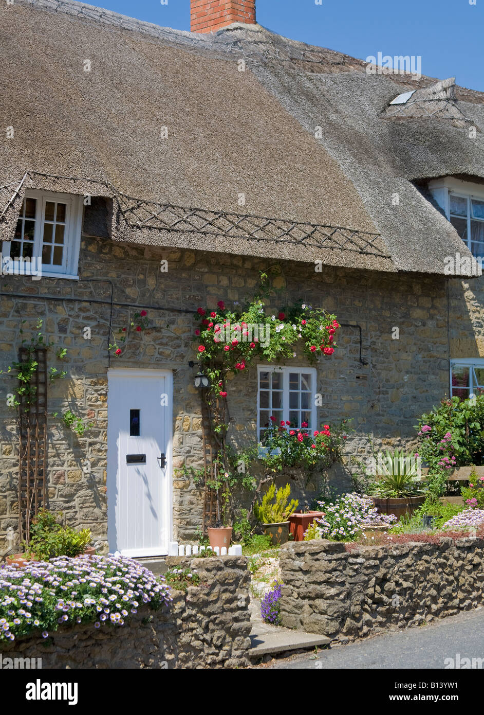 Thatched Cottage, Burton Bradstock, Dorset, England Stock Photo - Alamy