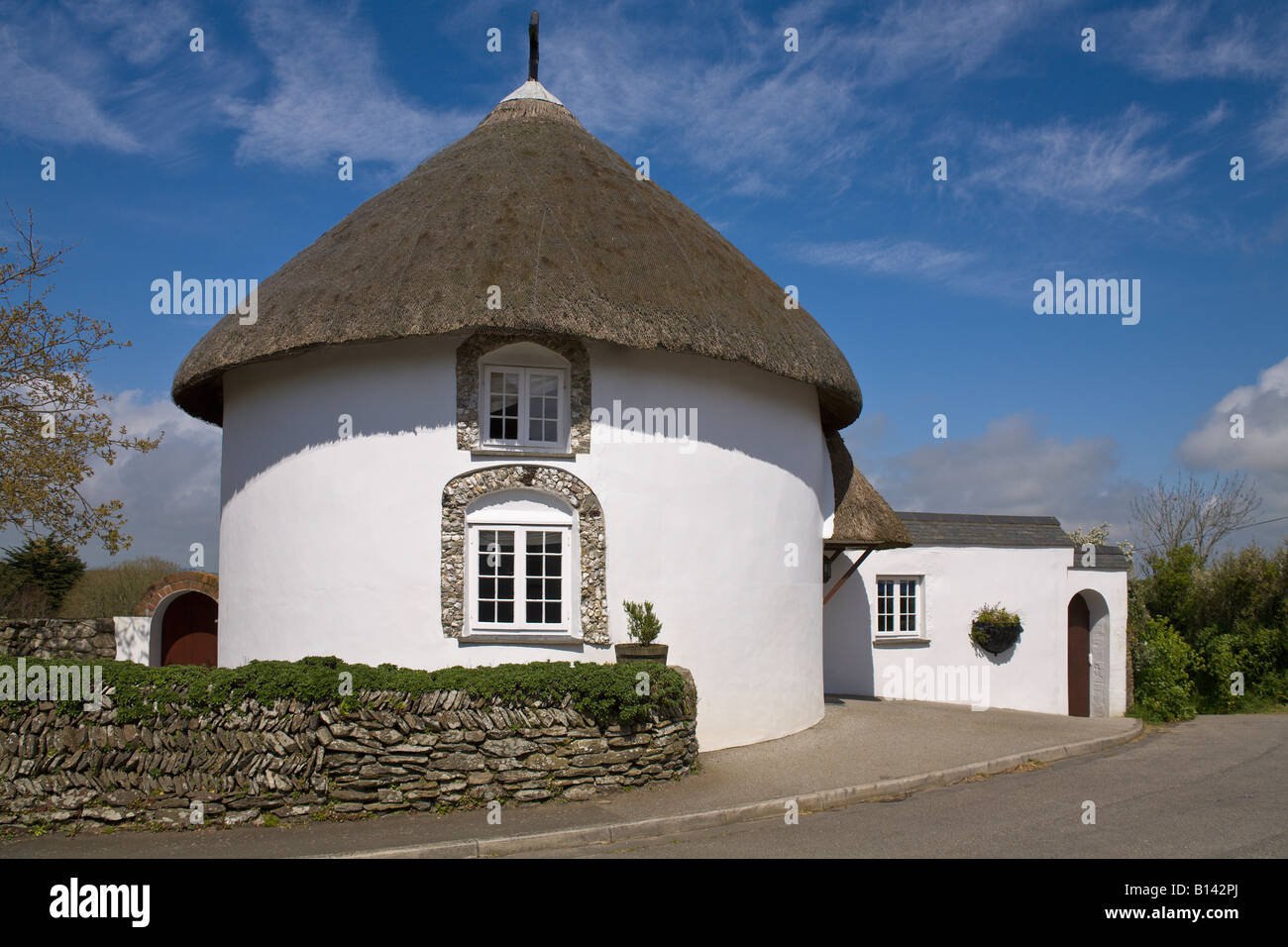 Round Thatched Cottage, Veryan, Cornwall, England Stock Photo - Alamy