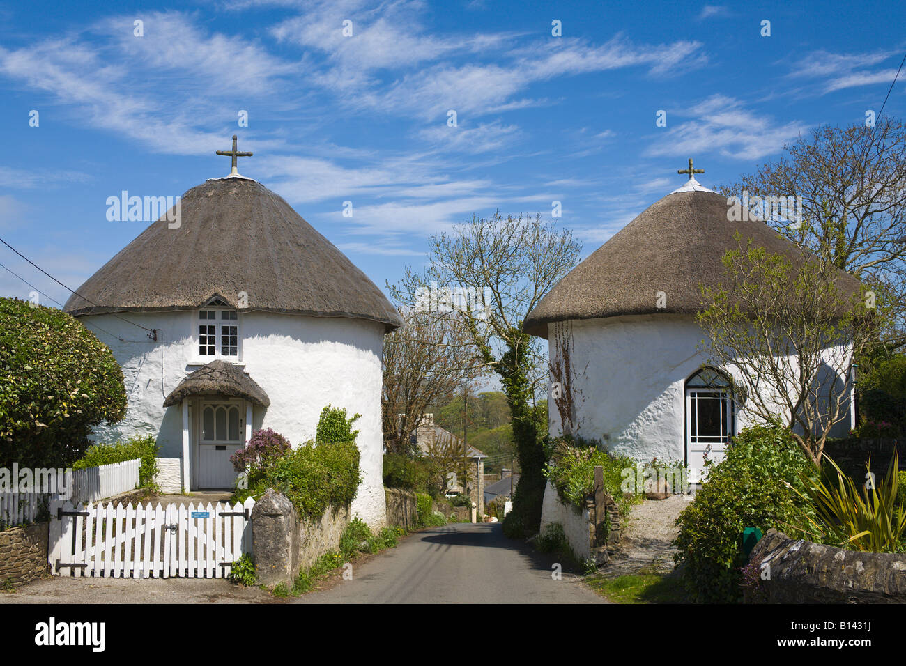 Two Thatched Cottages High Resolution Stock Photography and Images - Alamy