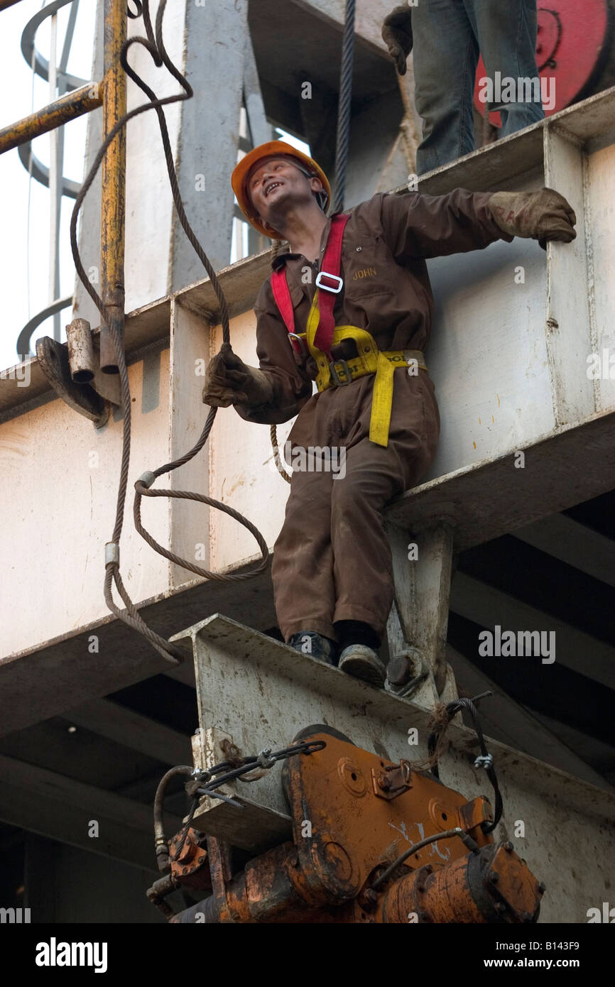 Worker on oil rig hi-res stock photography and images - Alamy
