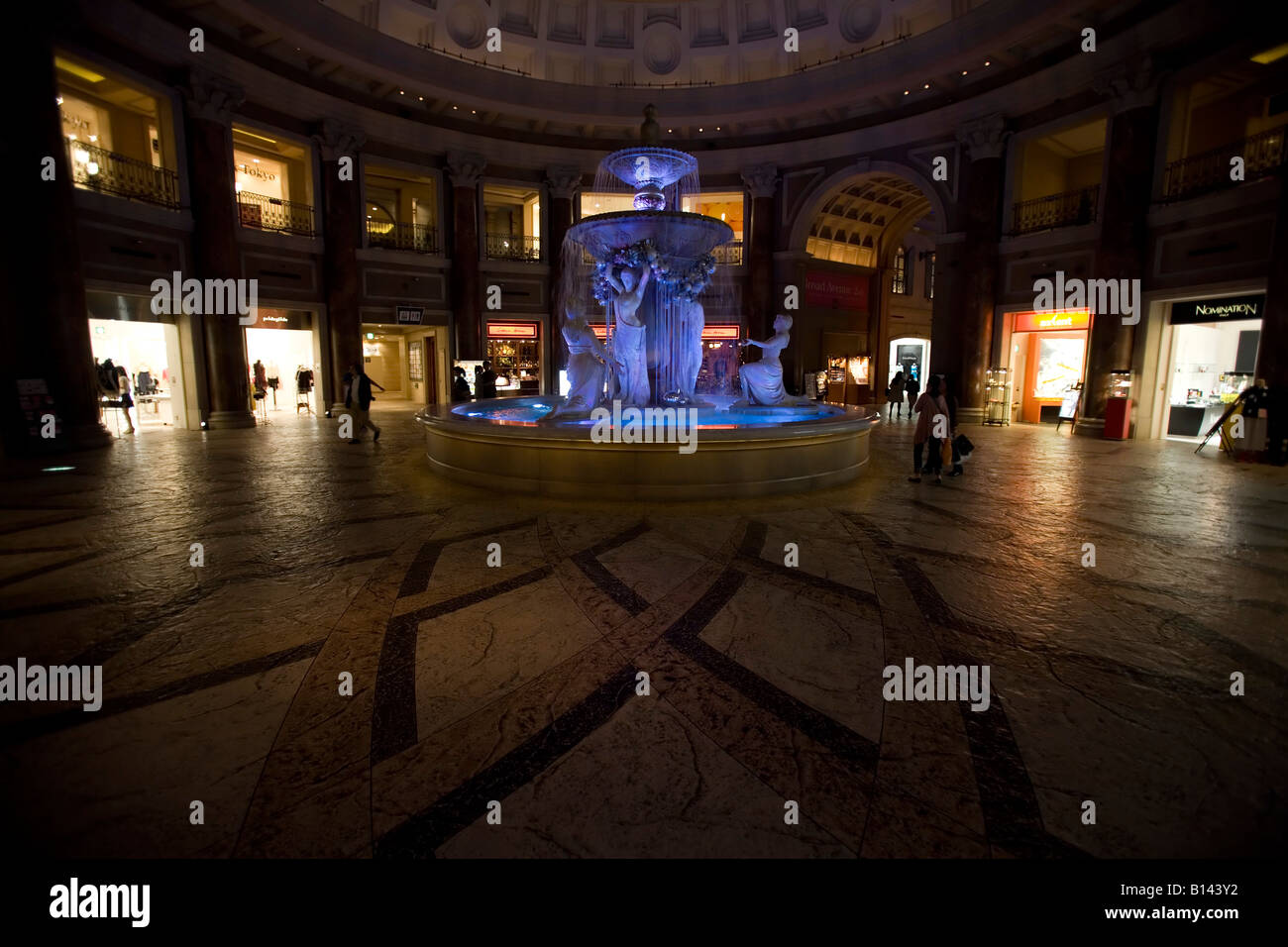 Statues shopping centre hi-res stock photography and images - Alamy
