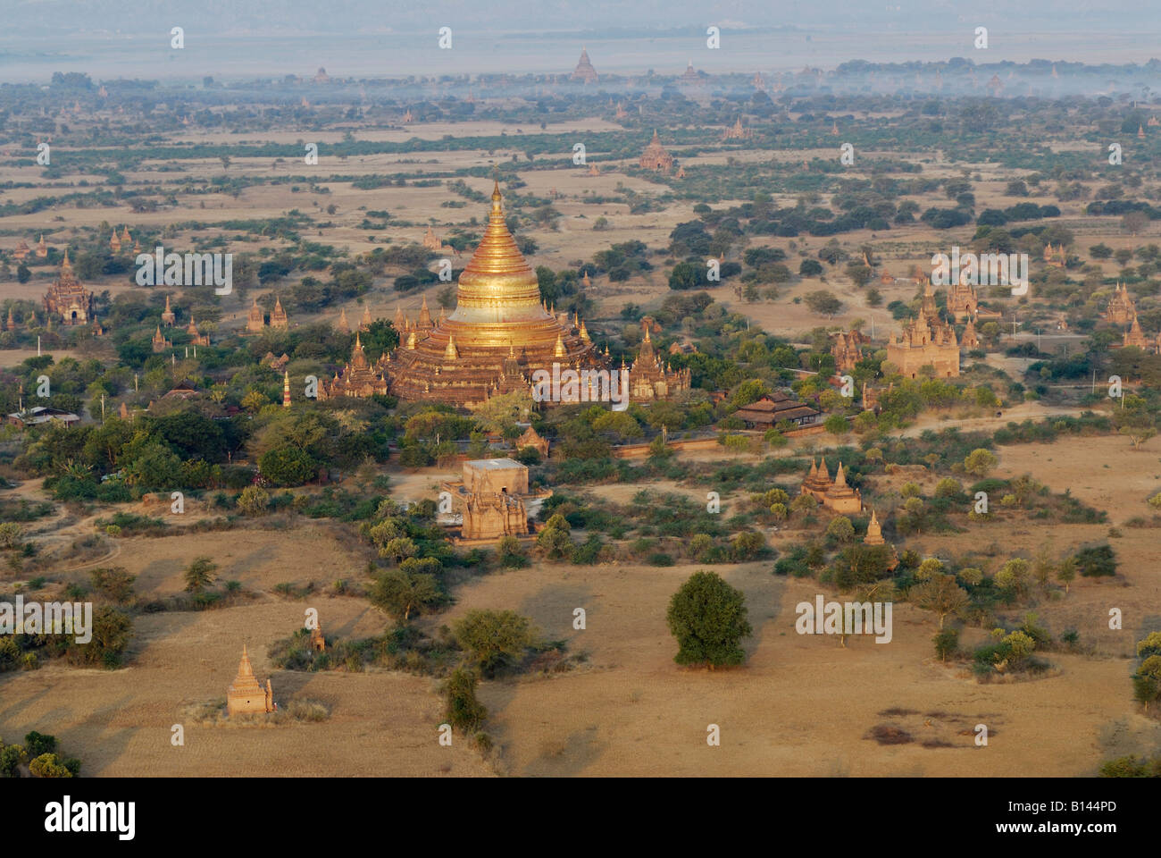 Ballons ride over Bagan golden dome of DHAMMA YA ZA KA ZEDI, BAGAN ...
