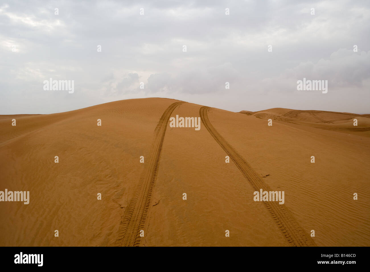 Vehicle tracks in the Dubai desert Stock Photo - Alamy