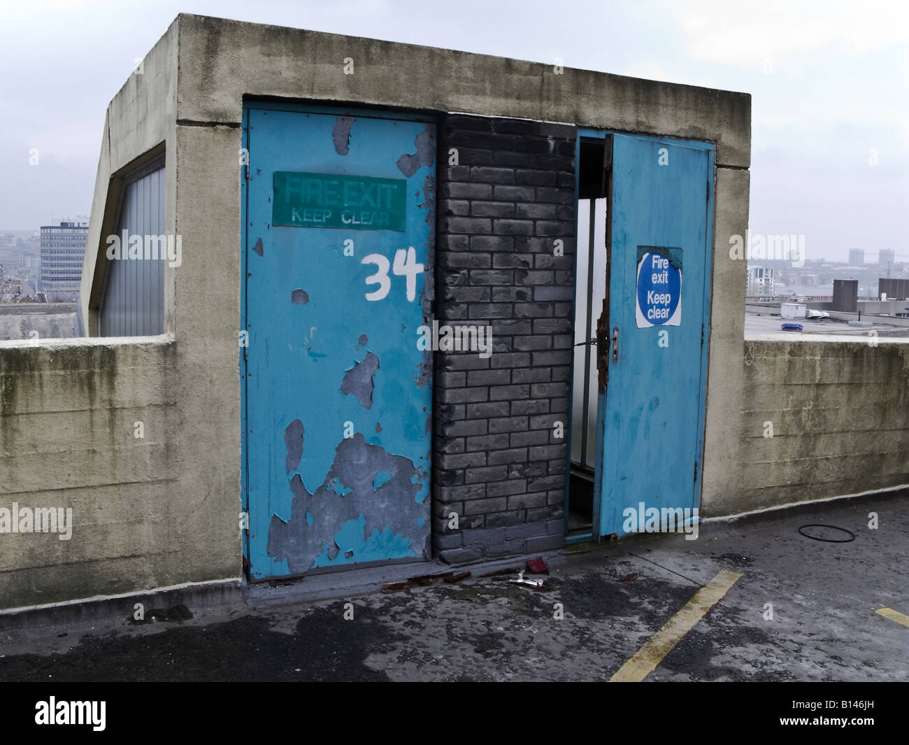 Old fire escape car hi-res stock photography and images - Alamy