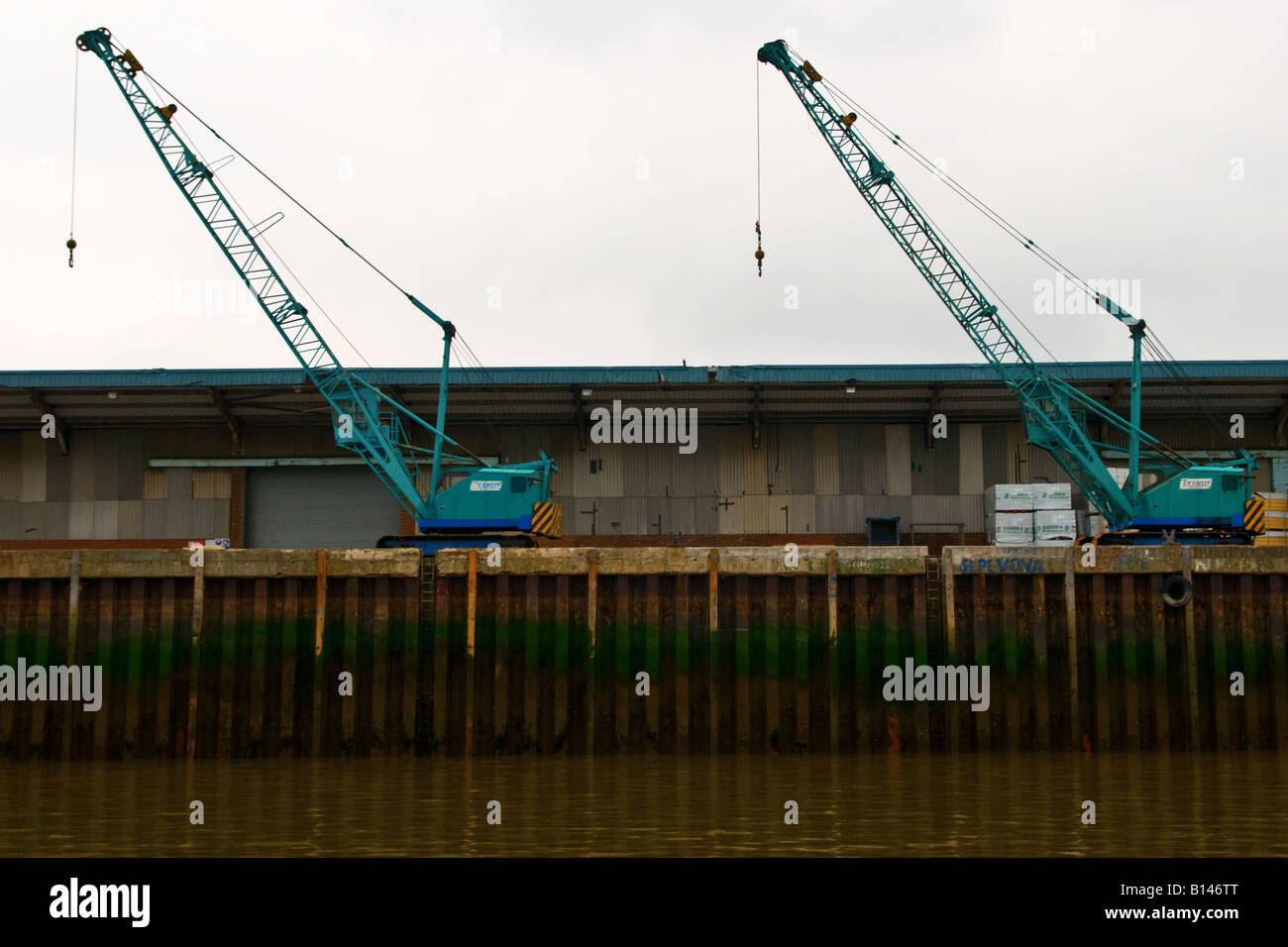 One pair of dockside lifting cranes Stock Photo - Alamy