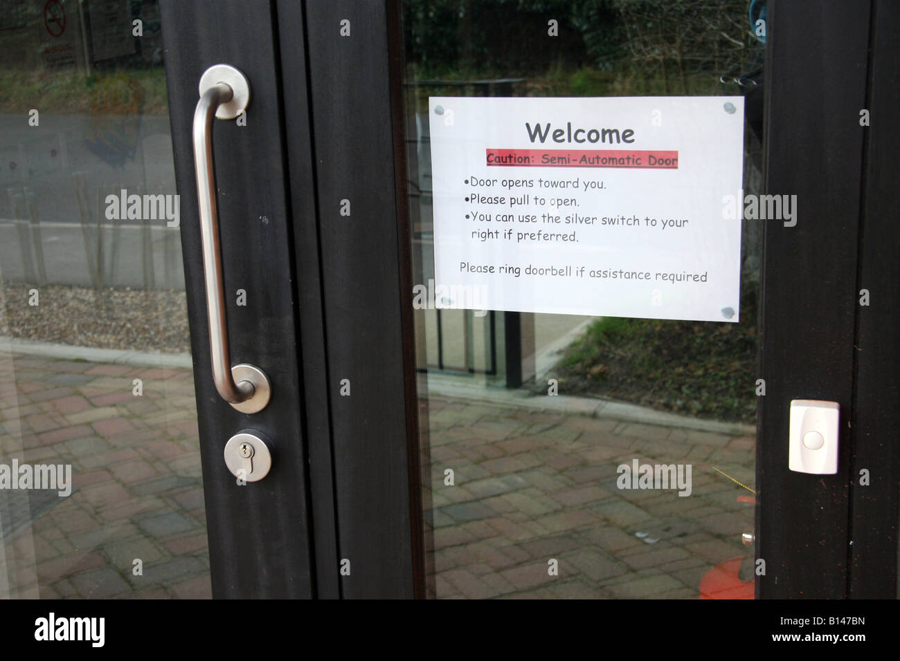 Automatic door opens hi-res stock photography and images - Alamy