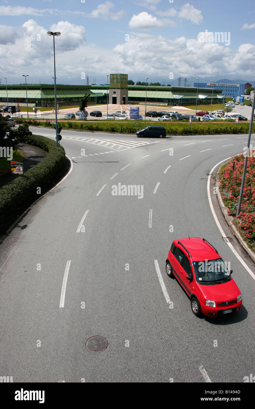Lonely car in a roundabout Stock Photo - Alamy