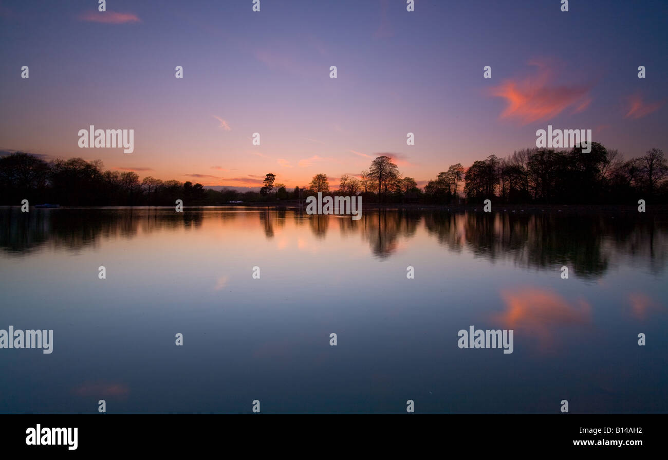 Sunrise over Coate Water Park Swindon Stock Photo - Alamy