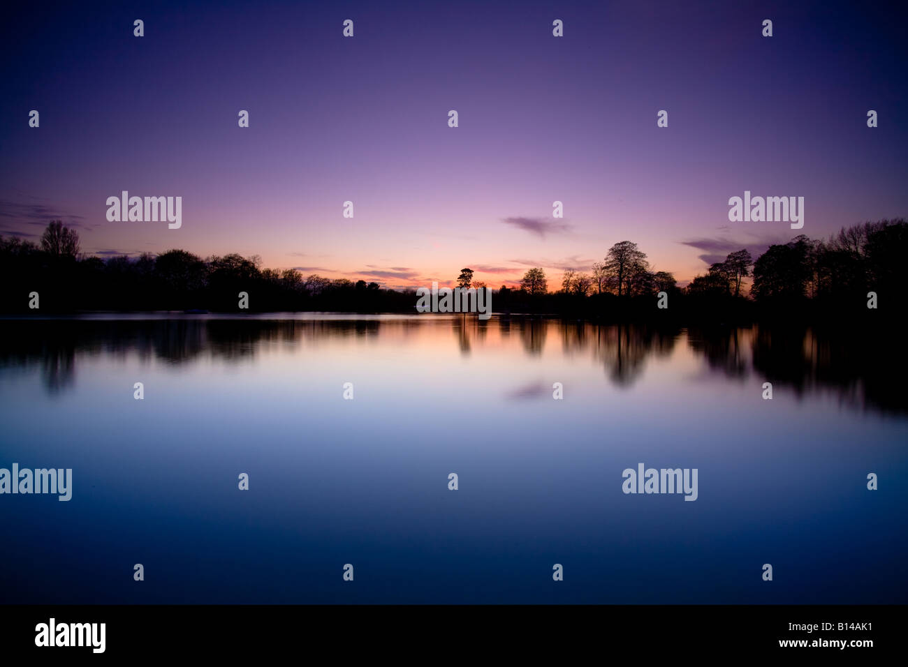 Sunrise over Coate Water Park Swindon Stock Photo - Alamy