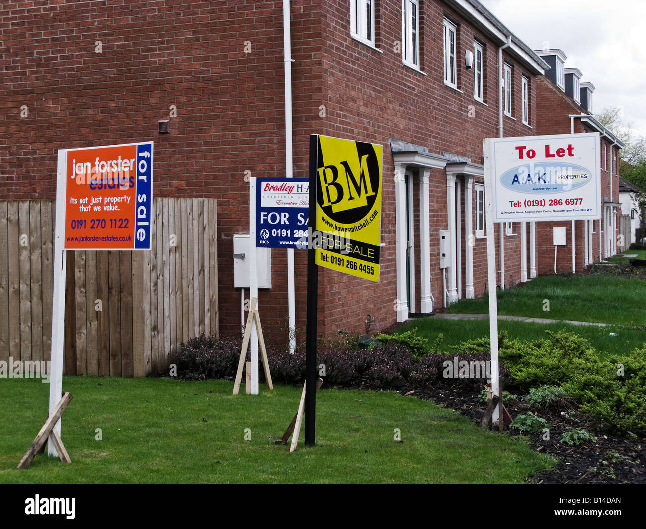 Property sale signs terrace hi-res stock photography and images - Alamy