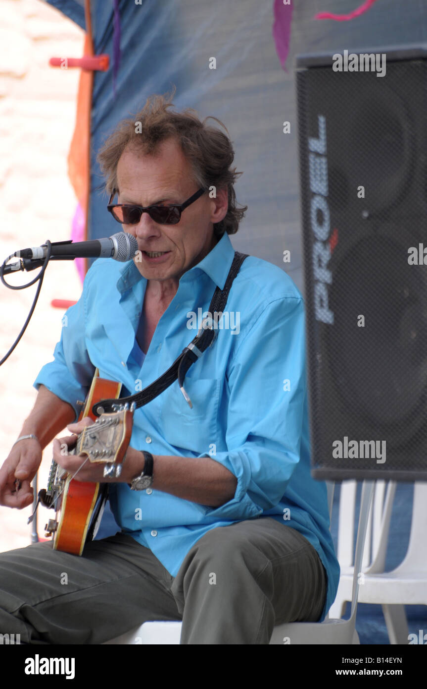 Blues guitarist singer hi-res stock photography and images - Alamy