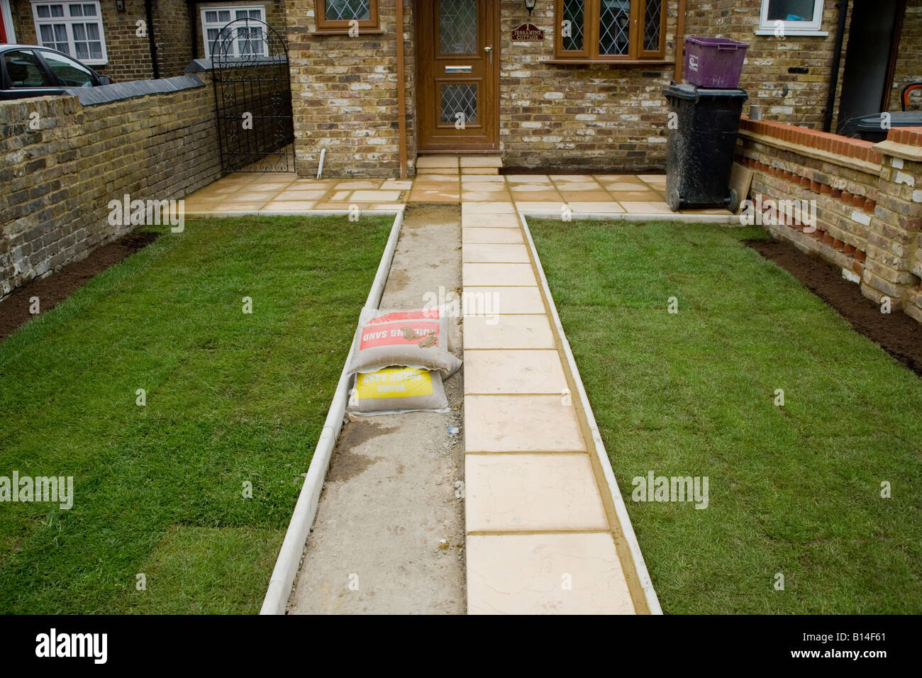 cottage england front garden paving walls building Stock Photo - Alamy