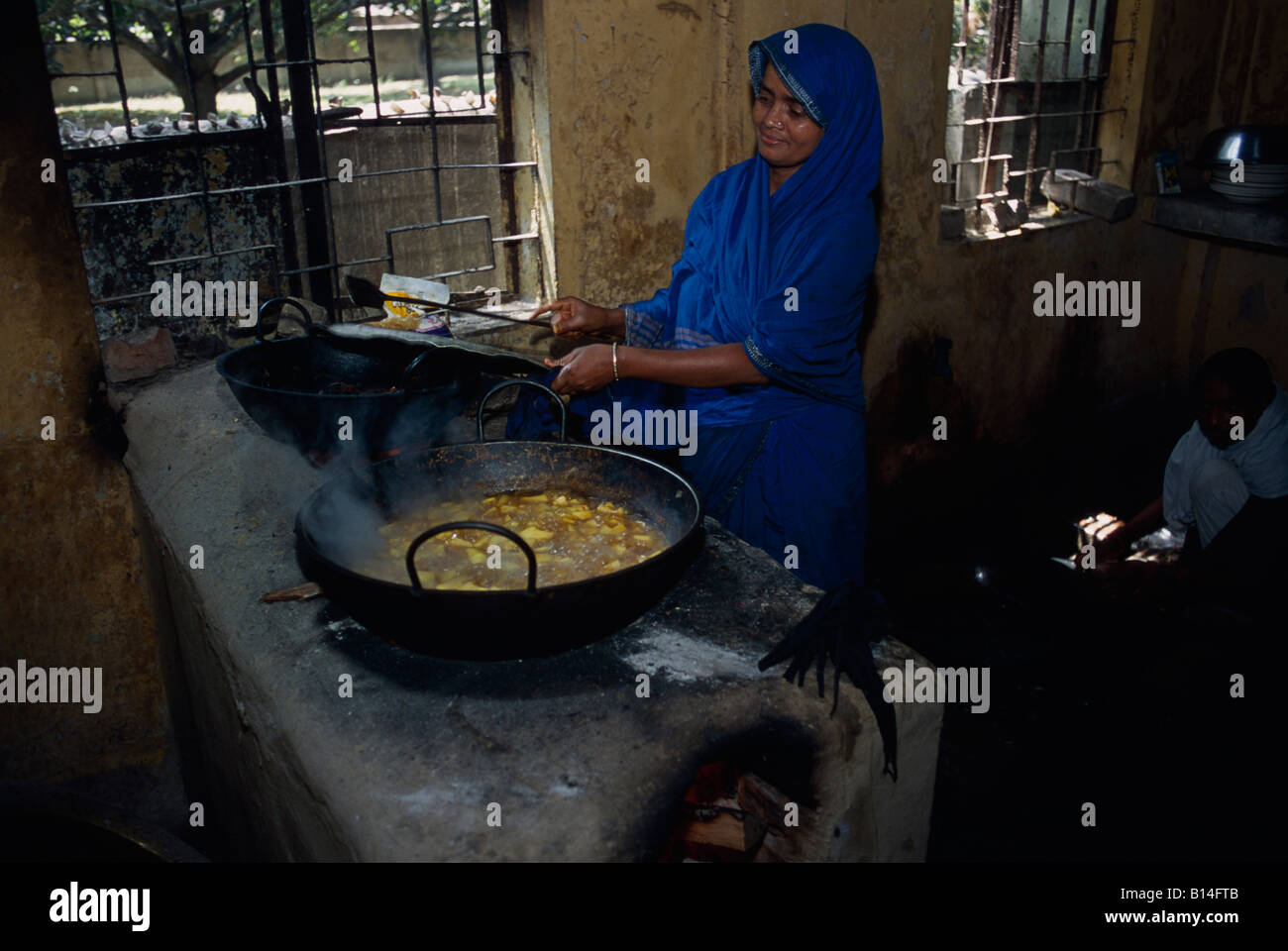 Woman cooking in rural Bangladesh Stock Photo - Alamy
