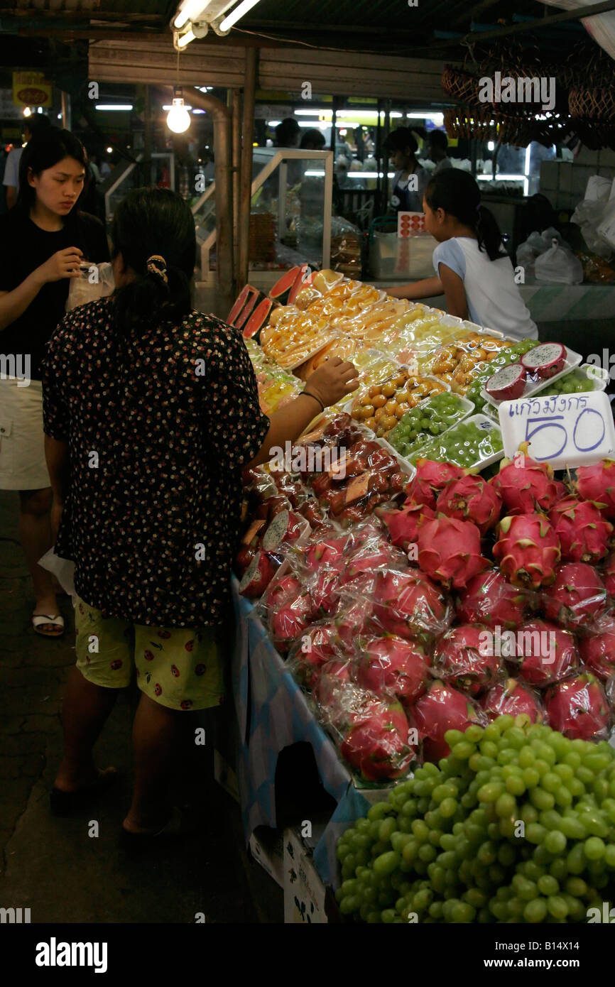 Night market in Kamphaeng Phet, Thailand Stock Photo - Alamy