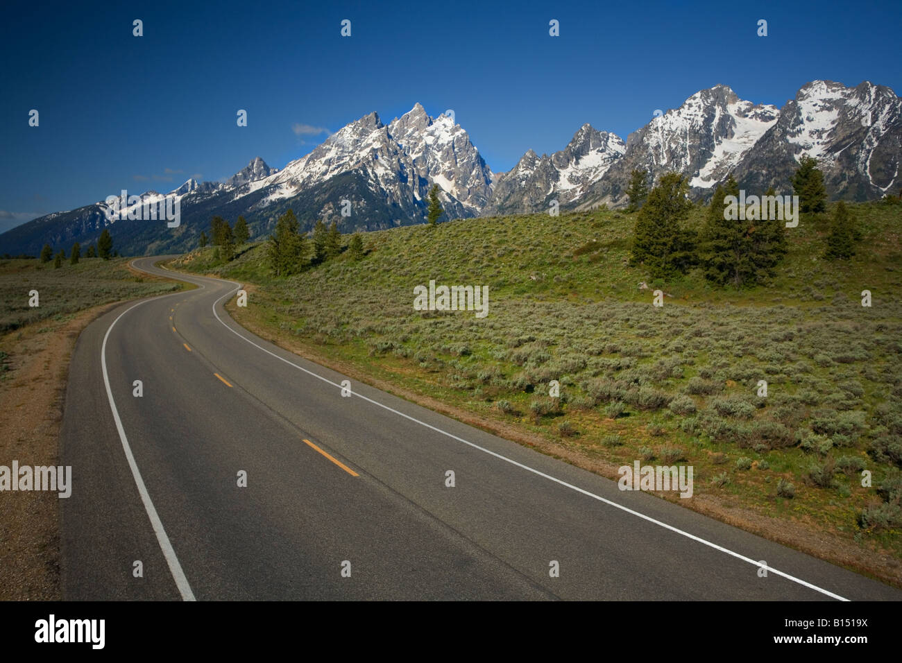 a road leading to the Grand Teton Mountain Range Stock Photo - Alamy