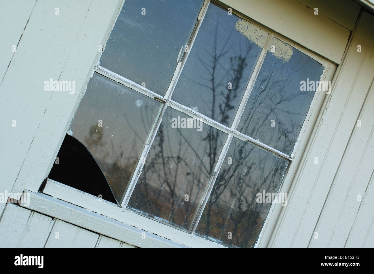 Barn with broken window hi-res stock photography and images - Alamy