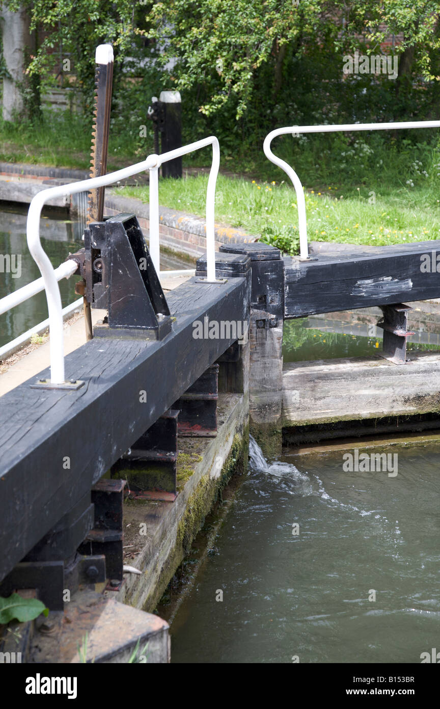 LOCK GATE 94 AND NARROWBOATS AT ALDERMASTON WHARF KENNET AND AVON CANAL ...