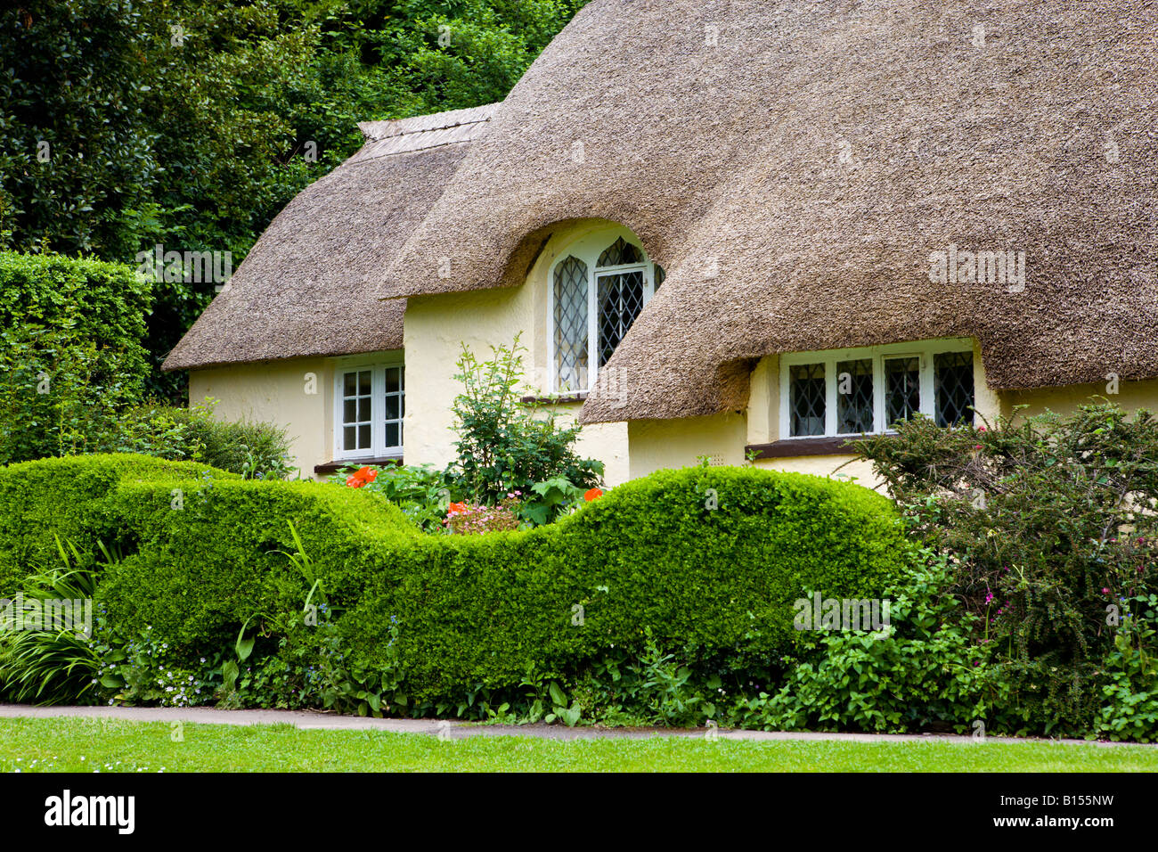 Village thatched cottage hi-res stock photography and images - Alamy
