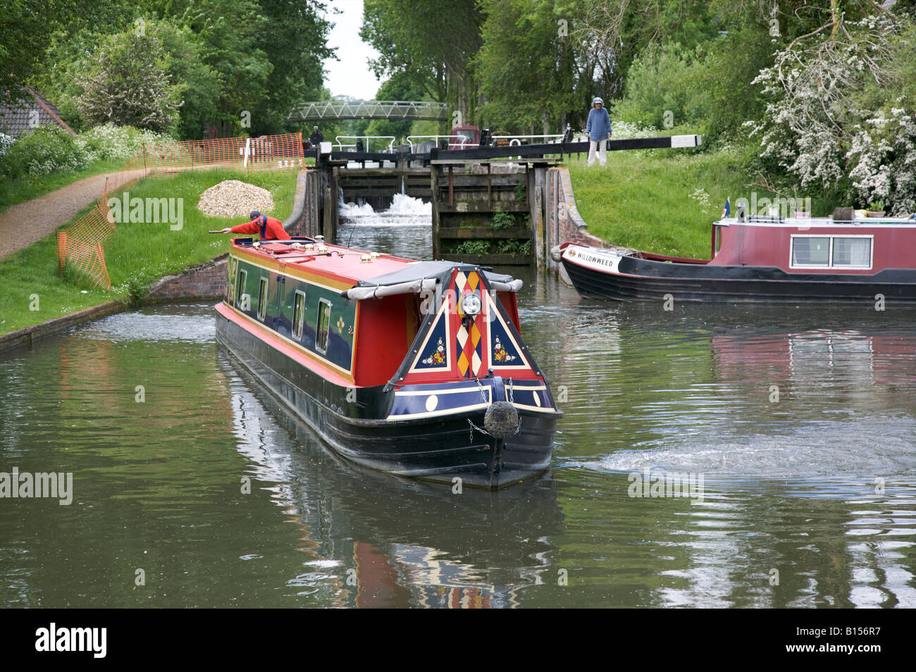 THE NARROWBOAT CENTURION NAVIGATING LOCK GATE 95 AT ALDERMASTON WHARF ...