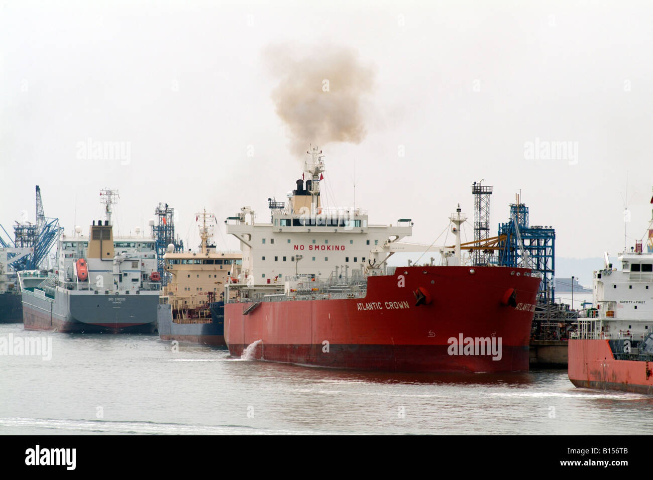 Oil and chemical tankers unloading hi-res stock photography and images ...
