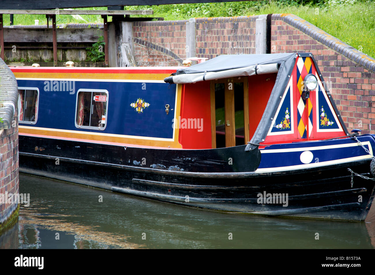THE NARROWBOAT CENTURION NAVIGATING LOCK GATE 95 AT ALDERMASTON WHARF ...