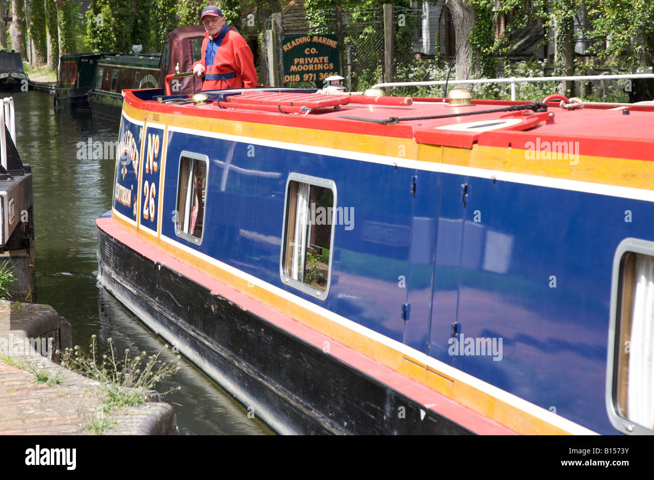 Navigating canal lock gate hi-res stock photography and images - Alamy