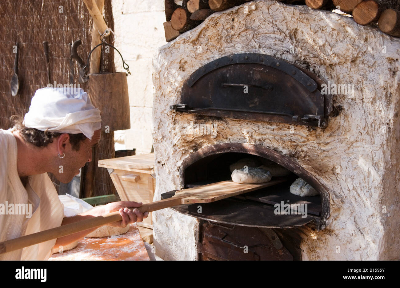 Old fashioned baking oven hi-res stock photography and images - Alamy