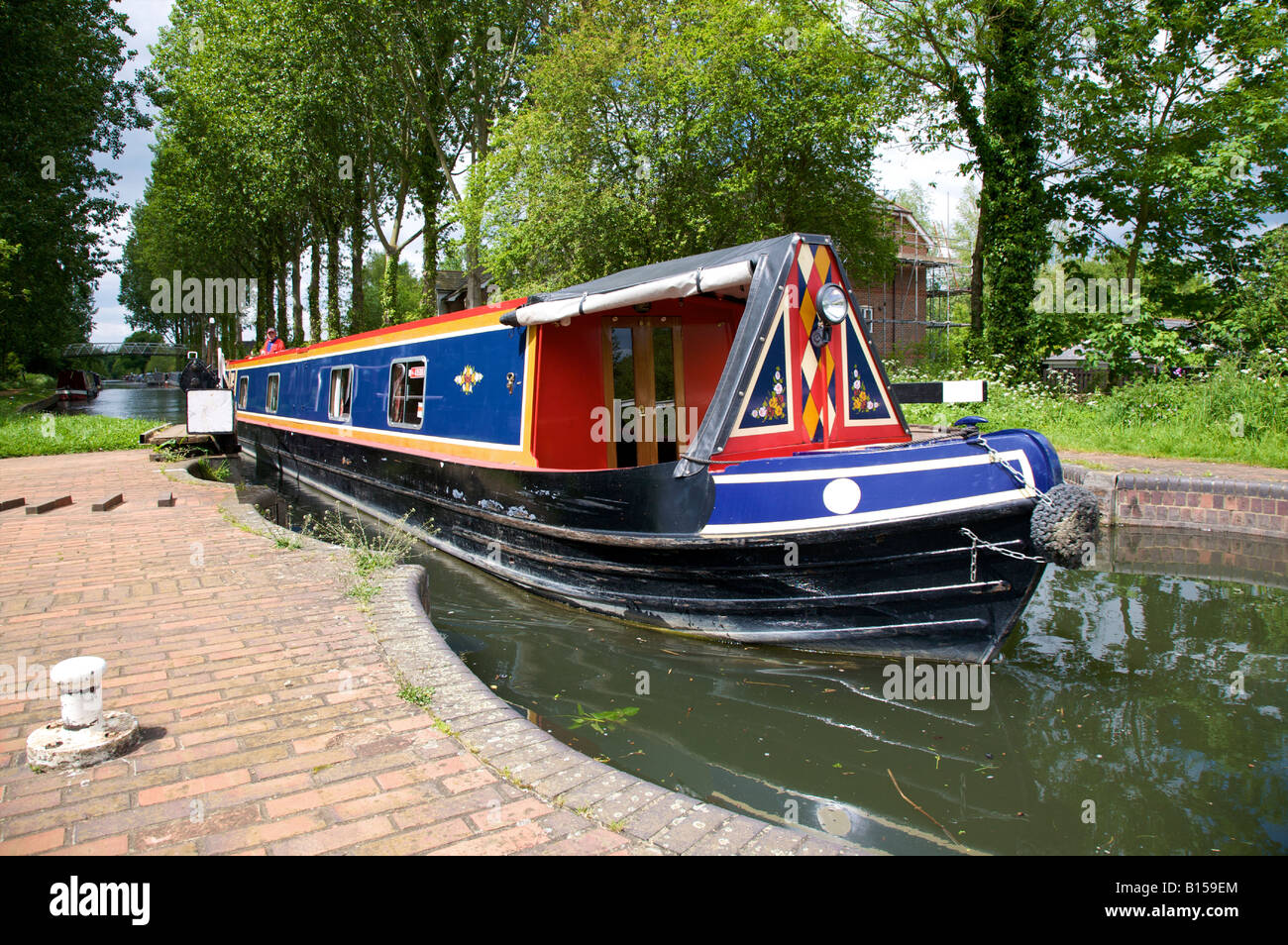THE NARROWBOAT CENTURION NAVIGATING LOCK GATE 95 AT ALDERMASTON WHARF ...
