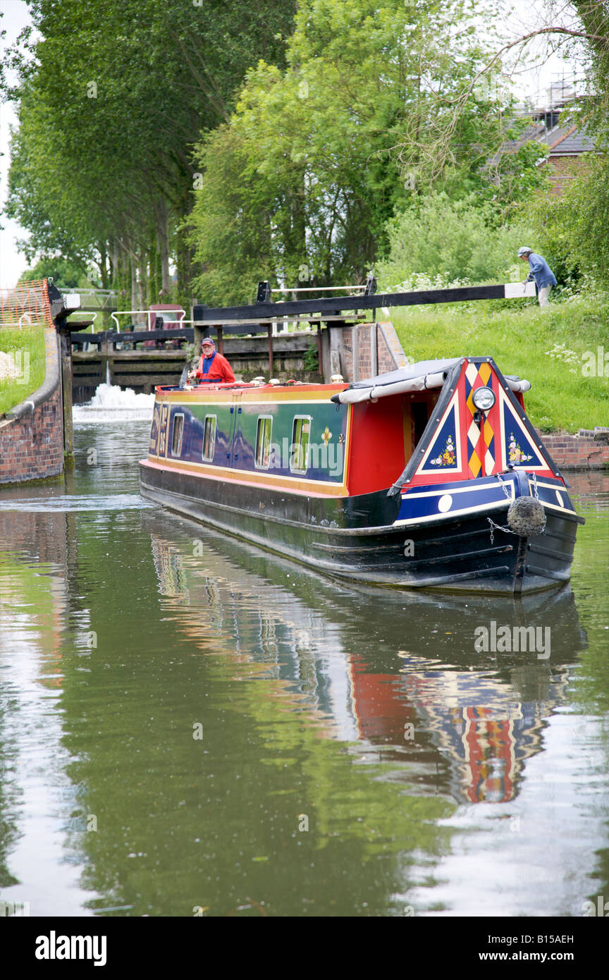 THE NARROWBOAT CENTURION NAVIGATING LOCK GATE 95 AT ALDERMASTON WHARF ...