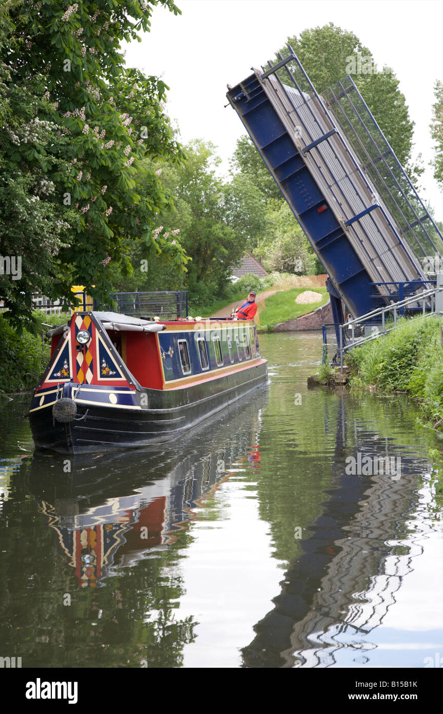 THE NARROWBOAT CENTURION NAVIGATING THOUGH ALDERMASTON LIFT BRIDGE ...